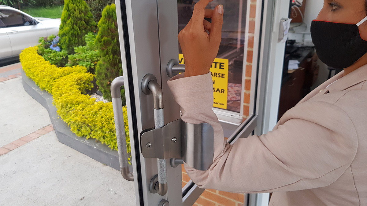 Abre puertas con manija sin manos - ALUX Soluciones