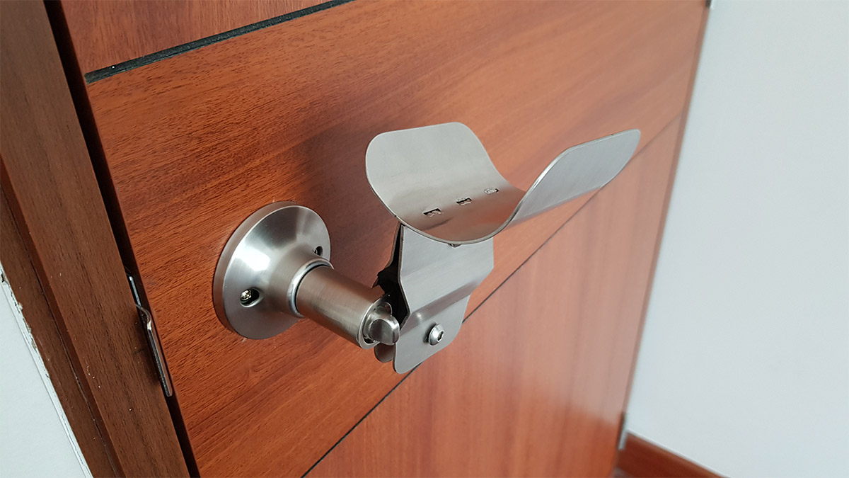 Abre puertas con manija sin manos - ALUX Soluciones